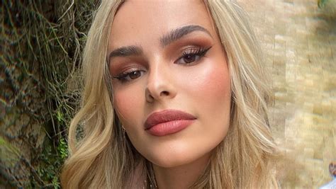 Yasmin Brunet causa ao usar biquíni fininho da cor da paixão