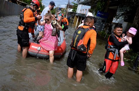 FOTO Tim SAR Gabungan Evakuasi Wisman Yang Terjebak Banjir Di Bali