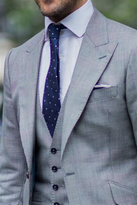 El traje gris y cómo combinarlo en un atuendo perfecto