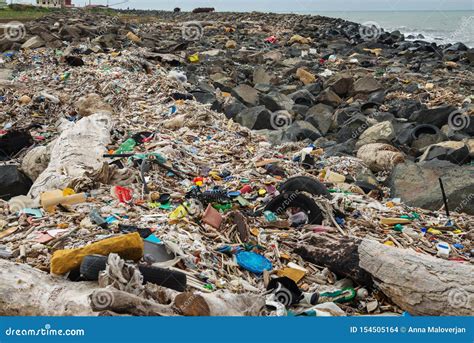 Lixo Derramado Na Praia Perto Da Cidade Grande Garrafas Pl Sticas Sujas