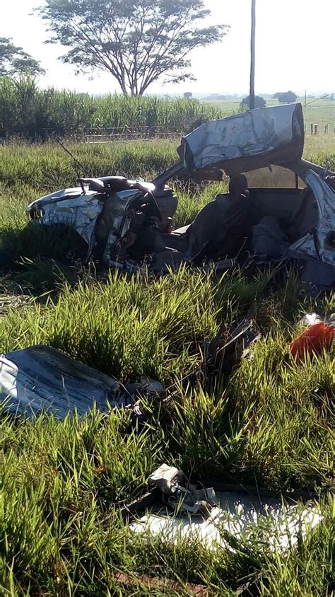 Colisão frontal entre caminhão e carro mata três pessoas na Rodovia