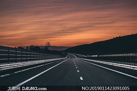 高速公路与天边的晚霞摄影高清图片 大图网图片素材