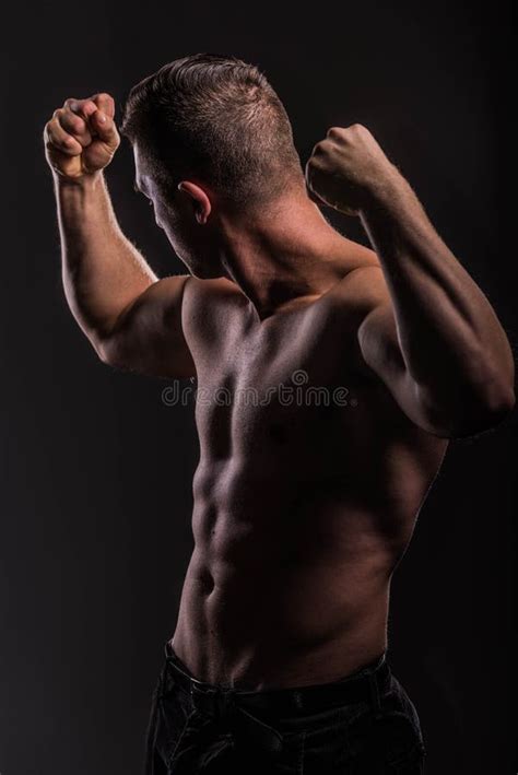 Fuerte Modelo De Fitness De Hombre Atlético Que Muestra Grandes