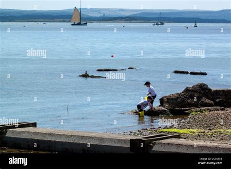 Jouant Sur Les Rochers De La Plage Banque De Photographies Et Dimages