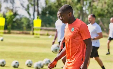 La RDC Face Au Togo Sans Simon Banza Et Noah Sadiki Pour Les