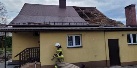 Powalone Drzewa Zerwane Dachy Uszkodzone Linie Energetyczne Na Skutek