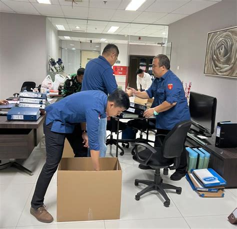 Tim Penyidik Lakukan Penggeledahan Dan Penyitaan Di Tempat Dalam