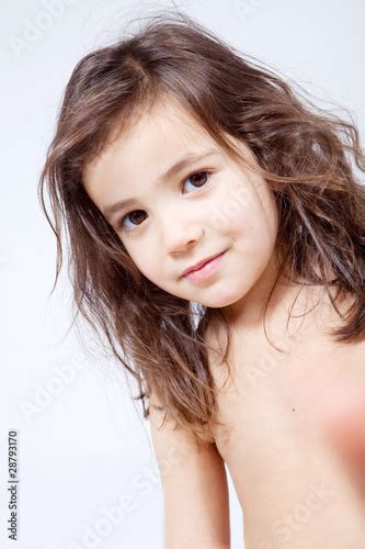 Petite Fillette Mignonne Photo Libre De Droits Sur La Banque D