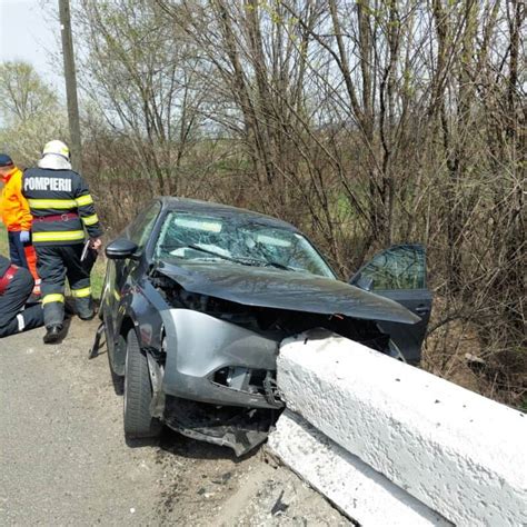 UPDATE FOTO O mașină a intrat violent într un cap de pod pe DN 66 în