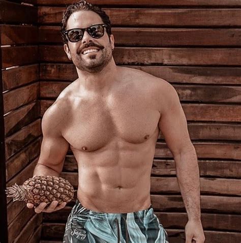 Pedro Carvalho é gay jornal tira ator português do armário Guia Gay