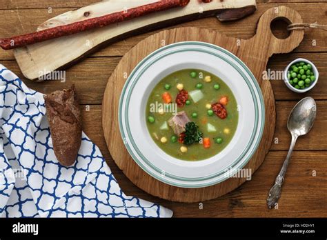 Herzhafte traditionelle holländische Erbsensuppe mit geräucherter Wurst