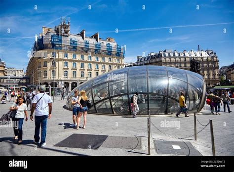 Paris France 29 juin 2015 Cour de Rome Entrée moderne en verre à
