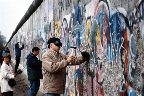 17 Anni Fa Il Crollo Del Muro Di Berlino Sulle Strade Del Mondo
