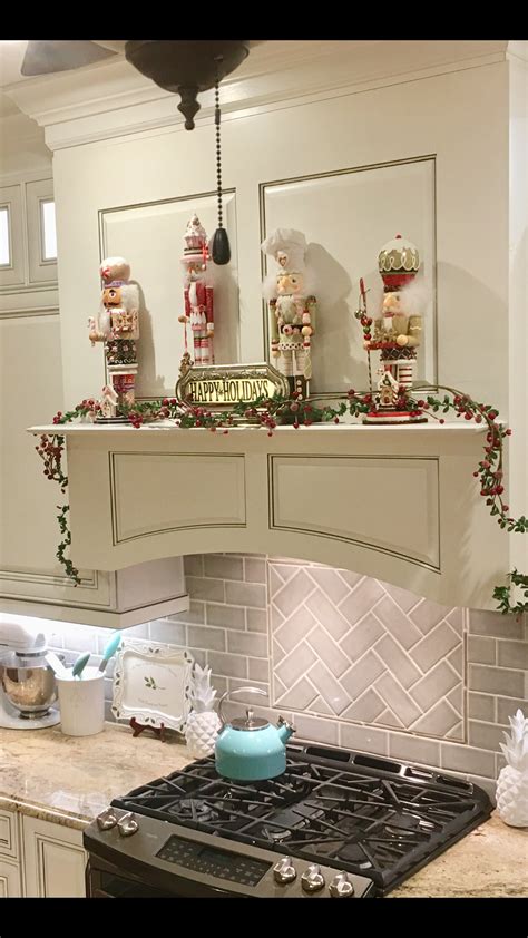 20 Christmas Decorating Above Kitchen Cabinets DECOOMO