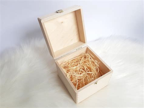 Geschenkbox Würfel mit Gravur und Deckel zum Schließen mit Namen