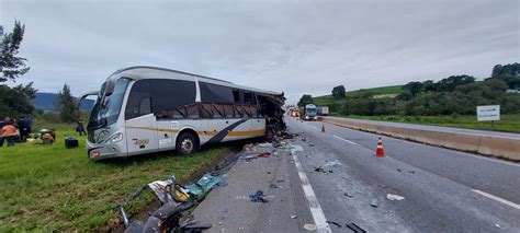Colis O Entre Dois Nibus Deixa Mortos E Mais De Feridos Na Fern O