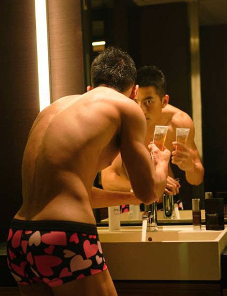 Shirtless Sexy Asians Zhu Xiao Hui 朱曉輝 is Shirtless Sexy