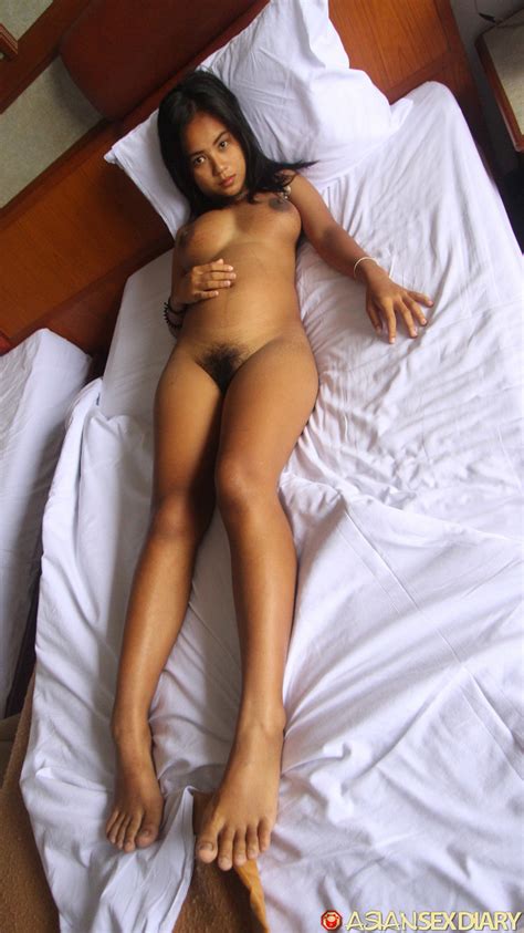 A adolescente tailandesa Poo B mostra a sua barriga de grávida e as