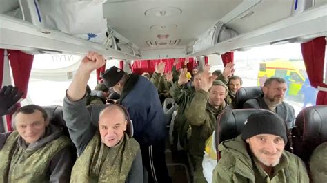 Nga và Ukraine trao đổi gần 200 tù binh cùng hai thi thể tình nguyện