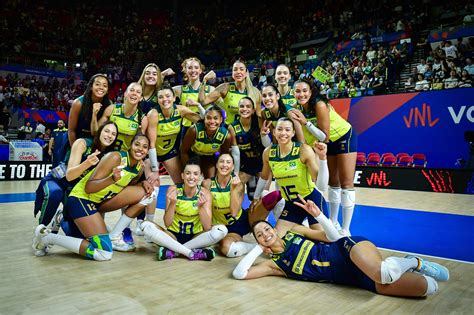 Seleção feminina de vôlei arrasa Turquia e conquista feito inédito na