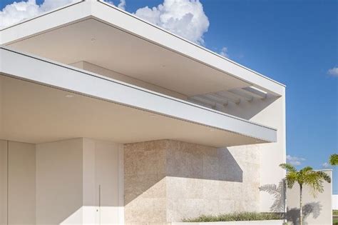 Fachada de casa térrea contemporânea cores claras volumetria e