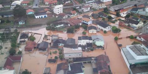 Três dias de chuvas em Santa Catarina deixam 27 cidades afetadas pelas