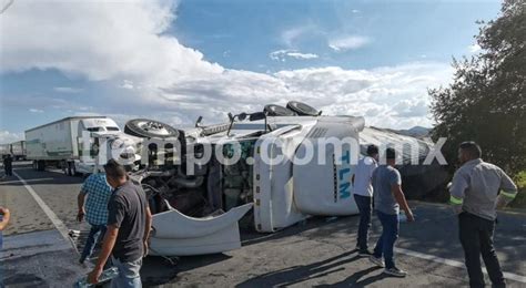 Vuelca tráiler en la carretera a Juárez y obstruye paso hay rapiña