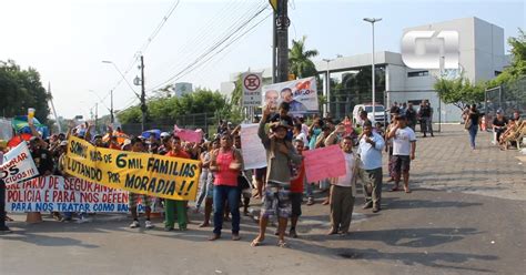 G1 Grupo volta a protestar por moradias em frente à sede do governo