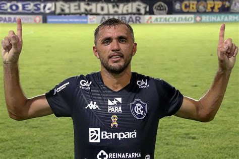 Edson Cariús comemora boa fase e comenta disputa Renan Gorne pela