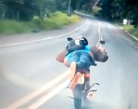 Caco Da Rosa Motociclista é flagrado pilotando deitado sobre a moto
