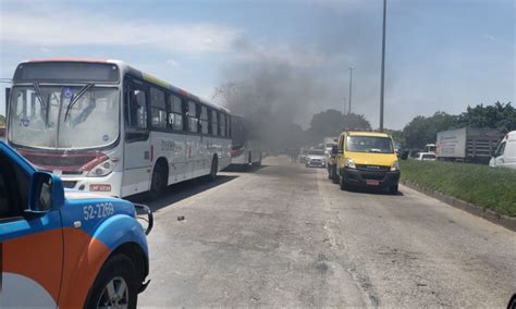 Dois ônibus são incendiados na Avenida Brasil durante protesto de