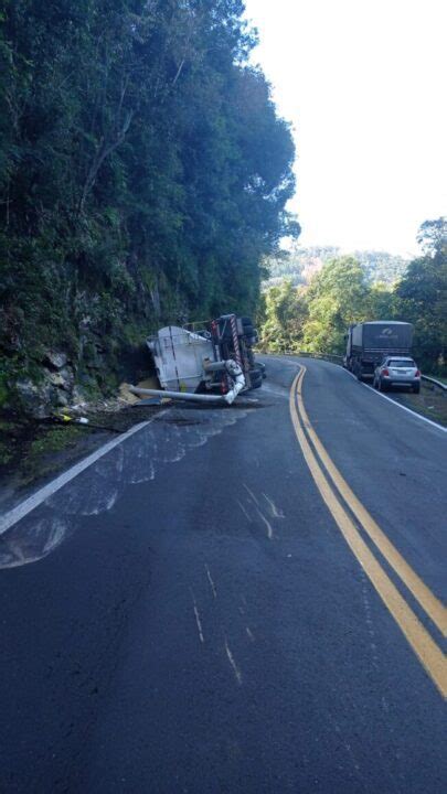 Tombamento de caminhão é registrado na BR 116 em São Marcos Spaço FM