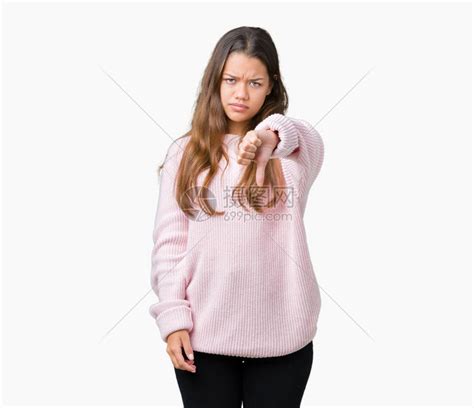 年轻漂亮的黑发女人穿着粉红色的冬季毛衣高清图片下载 正版图片505803202 摄图网