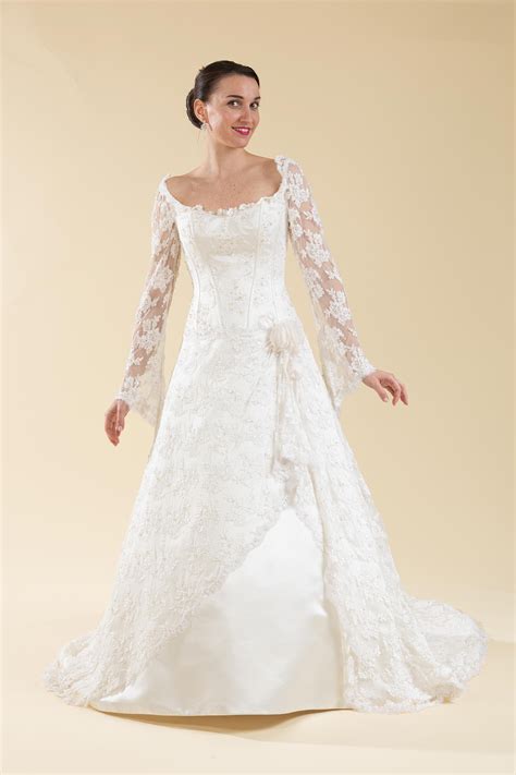 Abito Sposa In Pizzo Stile Romantico Con Manica Lunga Favole Abiti
