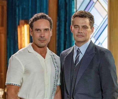 Gays assumidos Esses atores vivem história de amor em novela da Globo