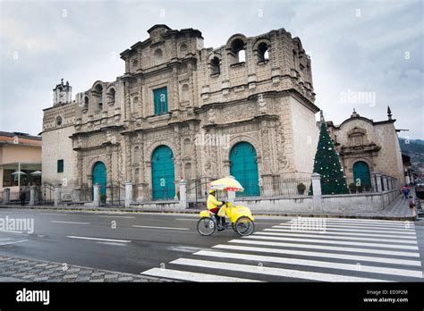 Vista Del Templo De Catedral Una De Las Catedrales En La Plaza De