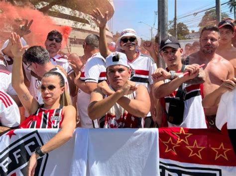 S O Paulinos Fazem Festa No Morumbi Antes Da Final Da Copa Do Brasil