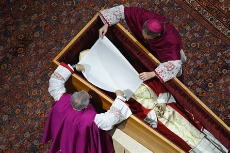 Vaticano Fiéis começam a visitar túmulo de Bento XVI na cripta da