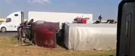 Tráiler se vuelca en la carretera interestatal 35 queda sobre el
