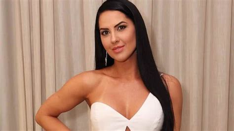 Graciele Lacerda chama atenção ao usar vestido ousado Lindíssima