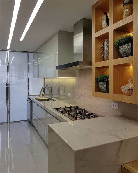 Cozinha Estreita Em Porcelanato Branca E Amadeirada Ilha E Parede