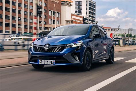 Renault Clio E Tech Full Hybrid 145 Esprit Alpine 2023 Review