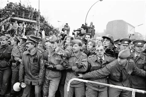 DDR Fotoarchiv Berlin Maueröffnung an der innerdeutschen Grenze am