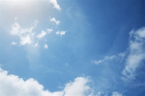 Cielo Azul Con Nubes Suaves Blancas Foto Premium