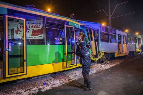 Pozna Zderzenie Tramwaj W Dziesi Os B Rannych