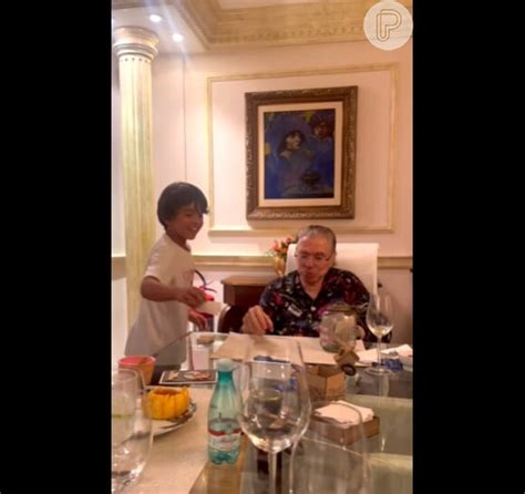 Silvio Santos surge em momento raro a família um ano após