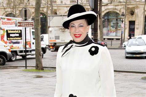 Geneviève de Fontenay en chapeau bicolore veste blanche et jupe noire