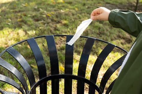 Un Petit Enfant Jette Des Ordures Mouill Es Dans La Poubelle Le Concept