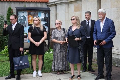 Tłumy na pogrzebie Jerzego Stuhra Wśród żałobników jest wiele gwiazd