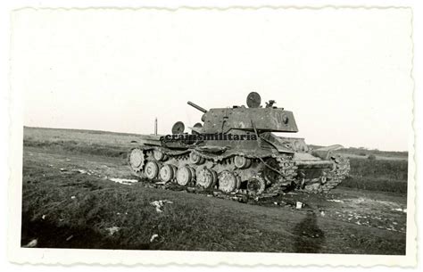 Orig Foto zerstörte russ Beute Panzer KW 1 Tank m Kennung Nord Russland